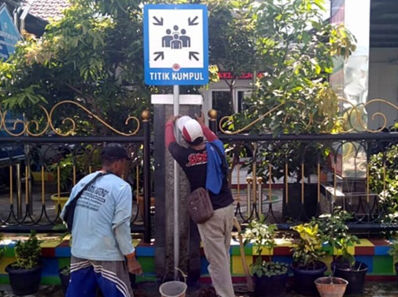 Pemkot Madiun Pasang 50 Rambu Kesiapsiagaan Bencana | News Madiunpos.com